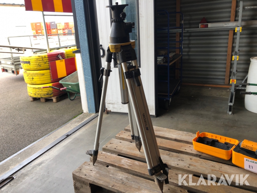 Klaravik Auktioner | Avvägningsinstrument och stativ Spectra / Topcon ...