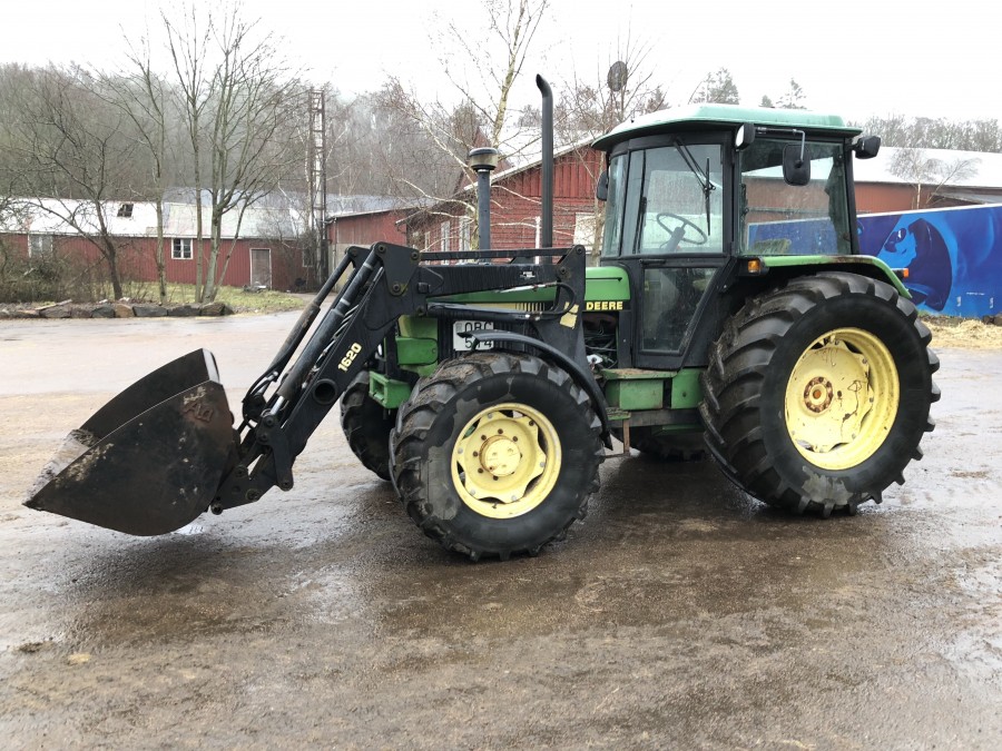 Klaravik Auktioner | Traktor med lastare JD 2450