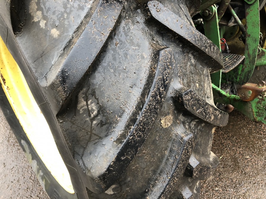 Klaravik Auktioner | Traktor med lastare JD 2450