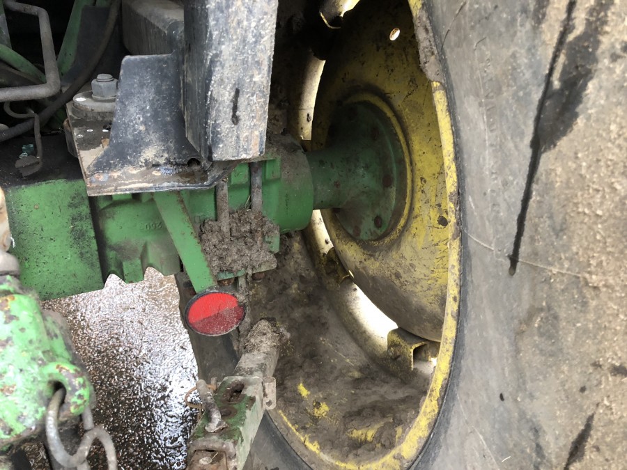 Klaravik Auktioner | Traktor med lastare JD 2450