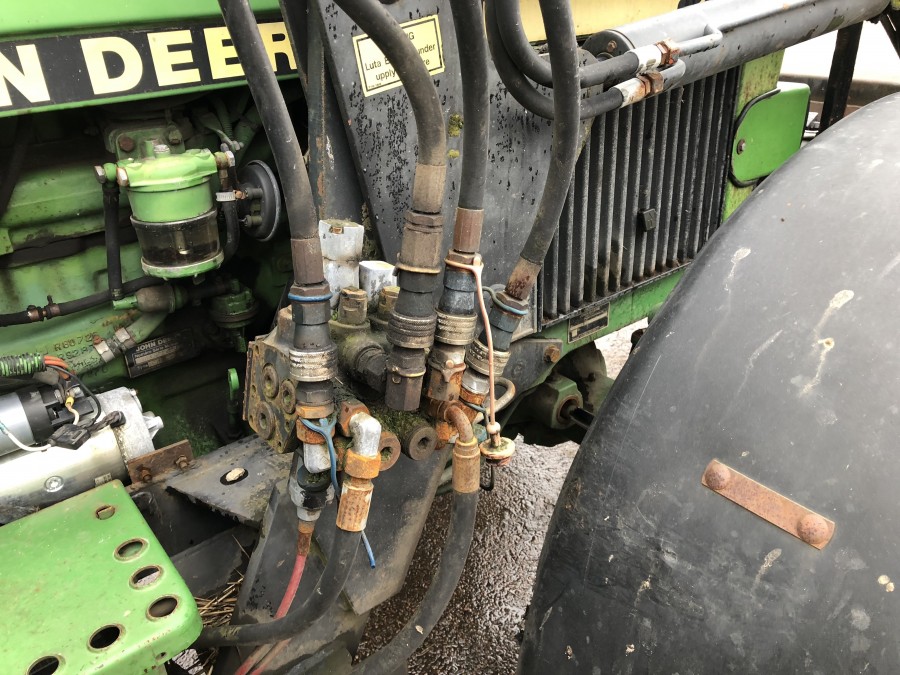 Klaravik Auktioner | Traktor med lastare JD 2450