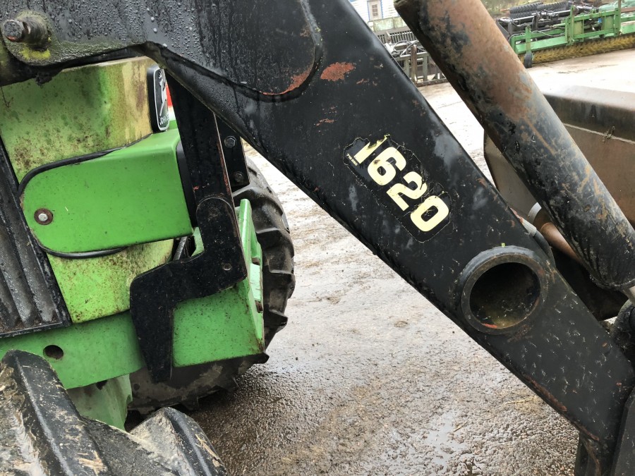 Klaravik Auktioner | Traktor med lastare JD 2450