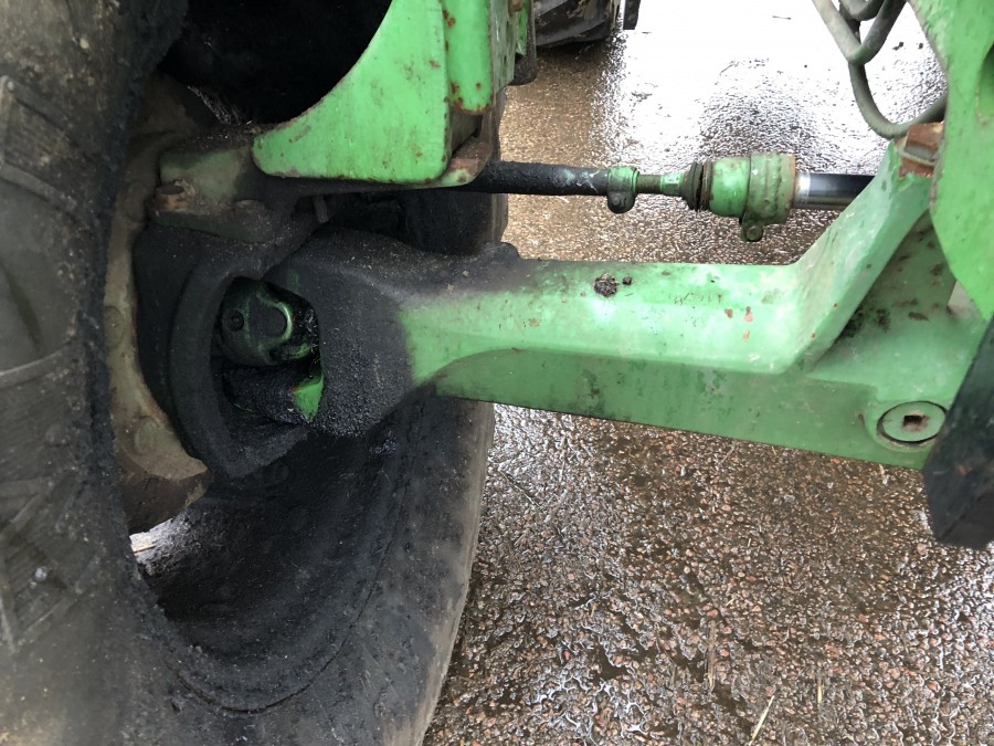 Klaravik Auktioner | Traktor med lastare JD 2450