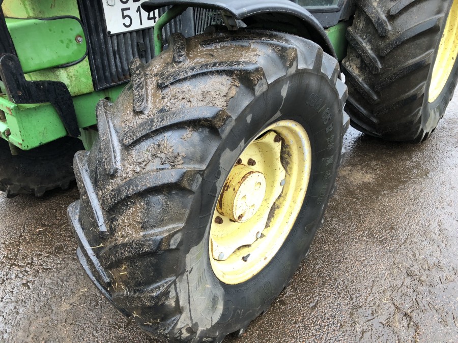 Klaravik Auktioner | Traktor med lastare JD 2450