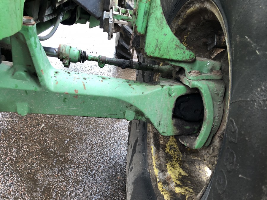 Klaravik Auktioner | Traktor med lastare JD 2450