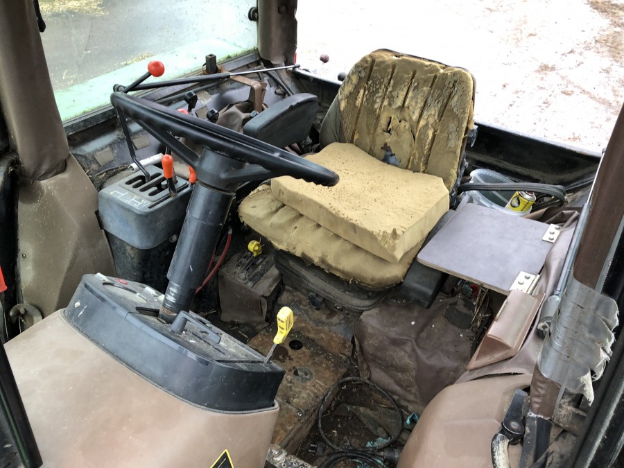 Klaravik Auktioner | Traktor med lastare JD 2450