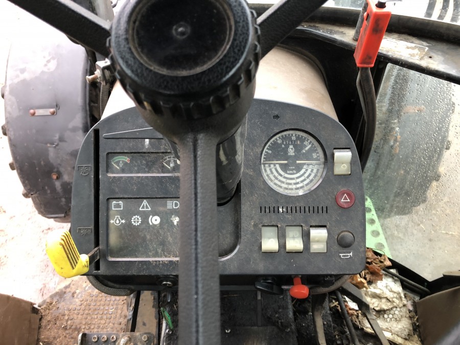 Klaravik Auktioner | Traktor med lastare JD 2450