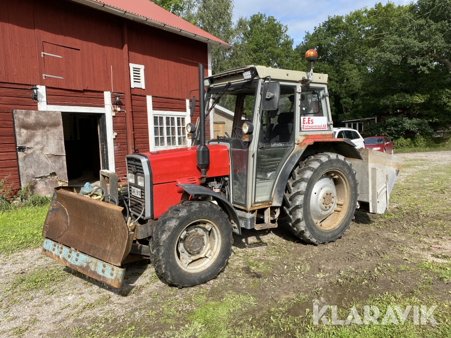 Traktor Massey Fergusson 352 4WD med vikplog och sandspridare
