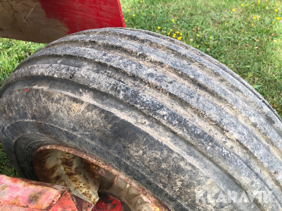 Klaravik Auktioner | Gödningsspridare Pondus