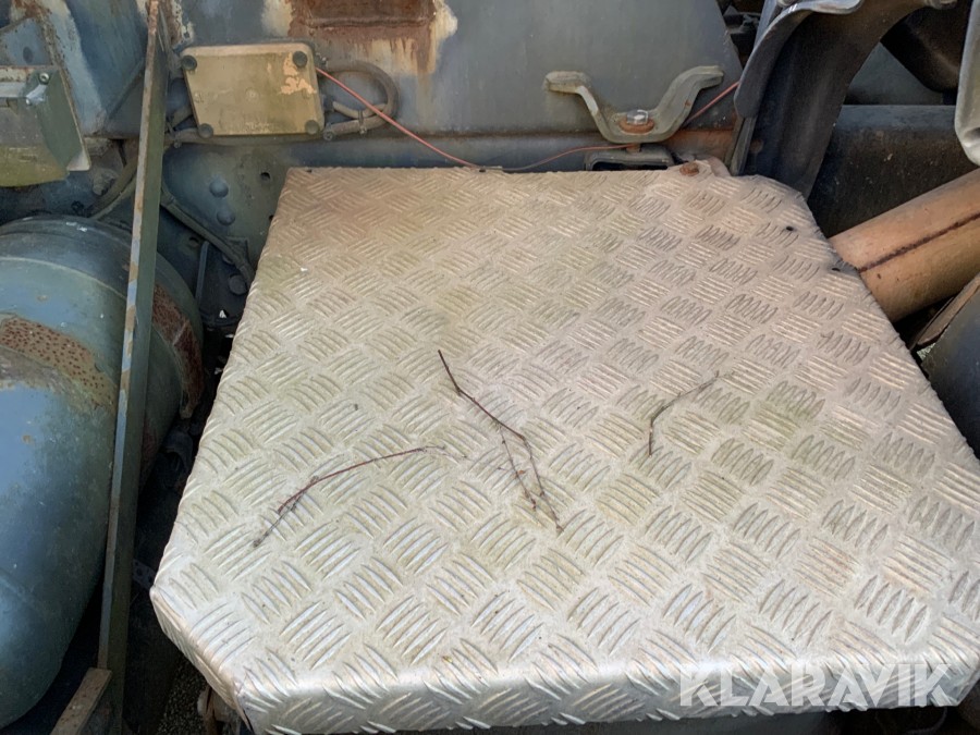 Lastbil med flakväxlare Scania 124 G med maskinflak