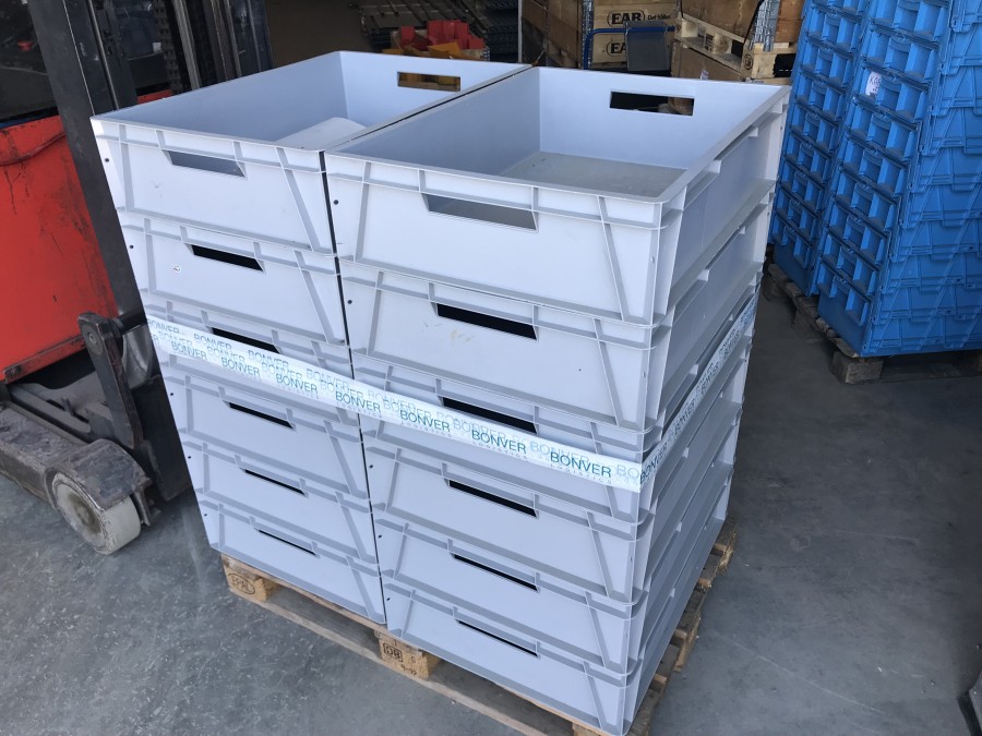 Klaravik Auktioner | 12st plastbackar