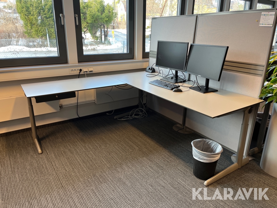 Skrivbord vinklat Ahrend, Stockholm, Klaravik auktioner