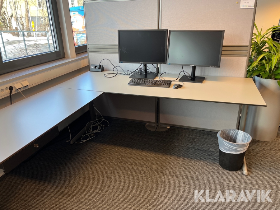 Skrivbord vinklat Ahrend, Stockholm, Klaravik auktioner