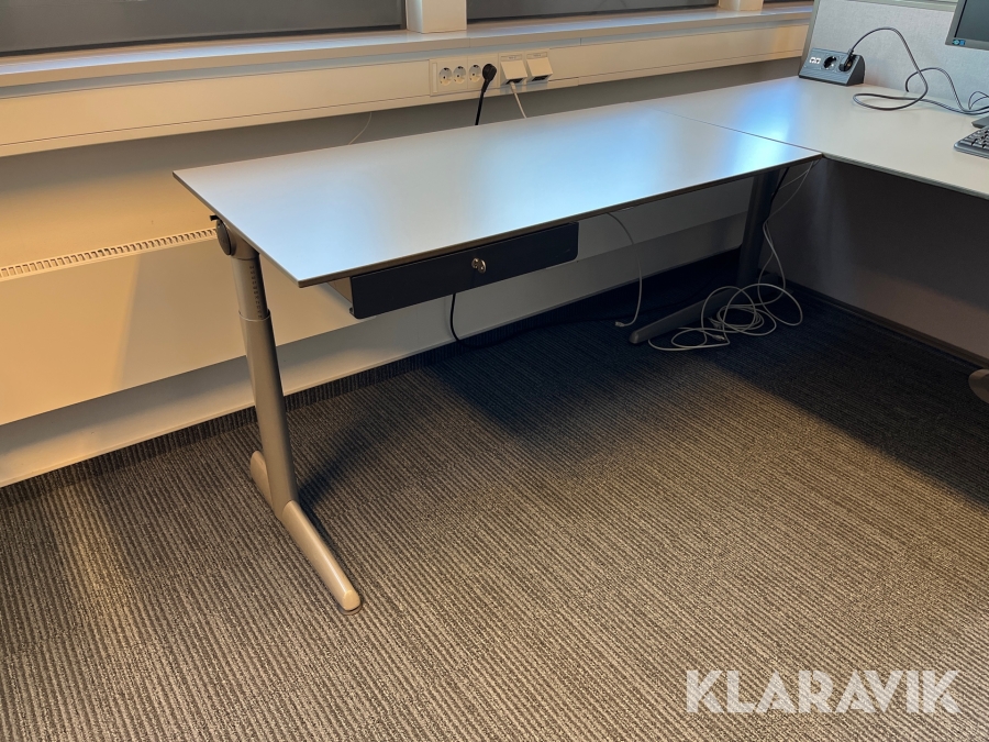 Skrivbord vinklat Ahrend, Stockholm, Klaravik auktioner