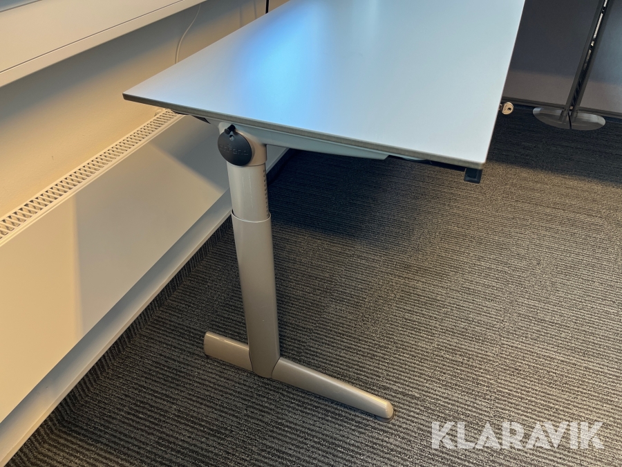 Skrivbord vinklat Ahrend, Stockholm, Klaravik auktioner