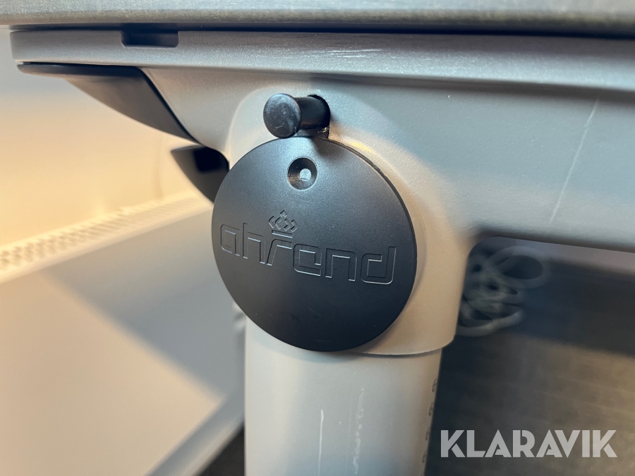 Skrivbord vinklat Ahrend, Stockholm, Klaravik auktioner