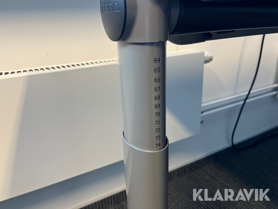 Skrivbord vinklat Ahrend, Stockholm, Klaravik auktioner