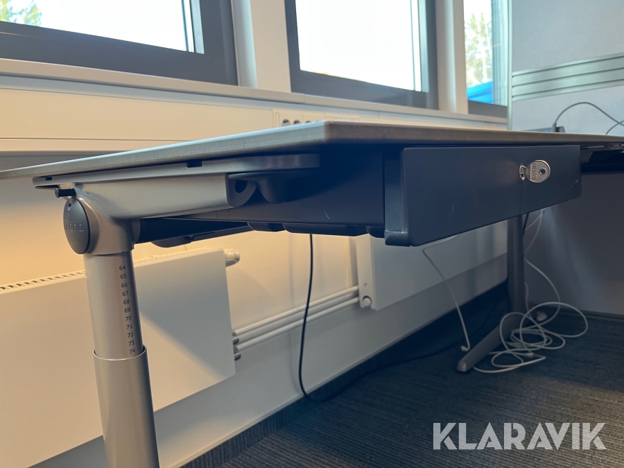 Skrivbord vinklat Ahrend, Stockholm, Klaravik auktioner