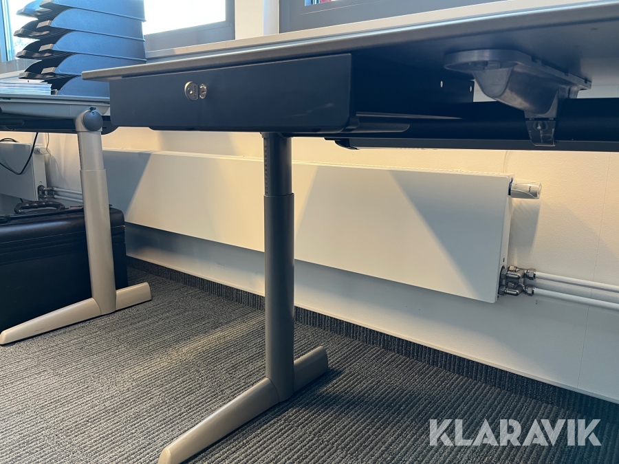 Skrivbord vinklat Ahrend, Stockholm, Klaravik auktioner