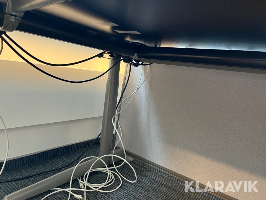 Skrivbord vinklat Ahrend, Stockholm, Klaravik auktioner