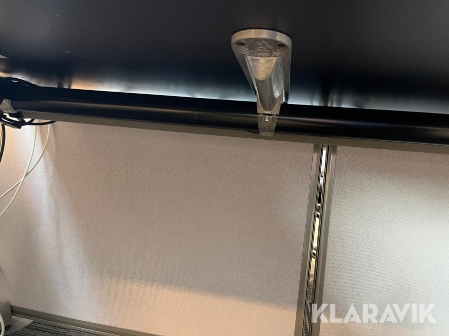 Skrivbord vinklat Ahrend, Stockholm, Klaravik auktioner