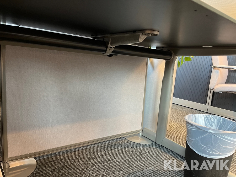 Skrivbord vinklat Ahrend, Stockholm, Klaravik auktioner