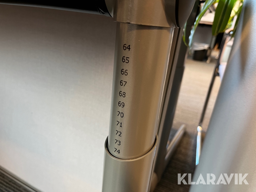 Skrivbord vinklat Ahrend, Stockholm, Klaravik auktioner