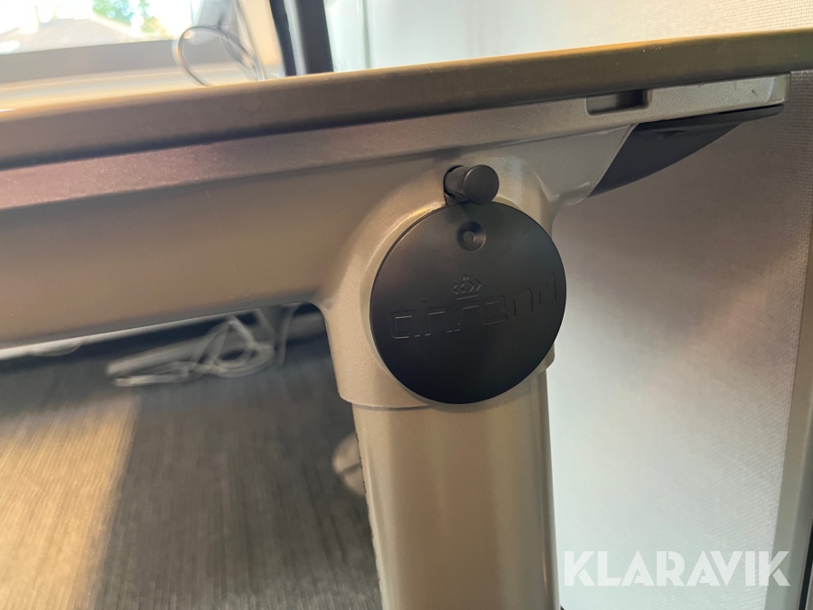 Skrivbord vinklat Ahrend, Stockholm, Klaravik auktioner