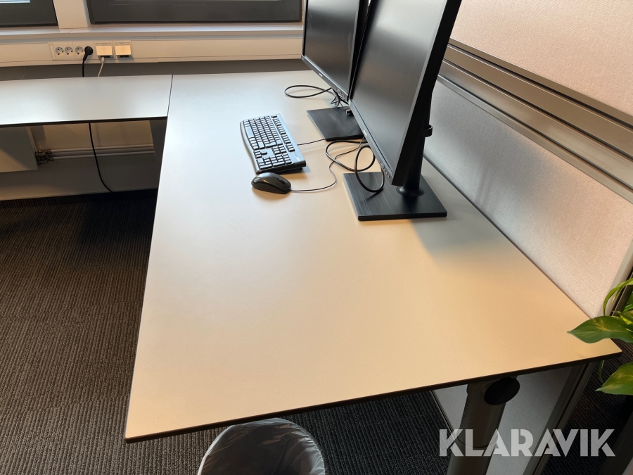 Skrivbord vinklat Ahrend, Stockholm, Klaravik auktioner