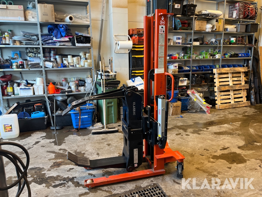 Truck med oljefatslyft BT SH 8/3, Huddinge, Klaravik auktion