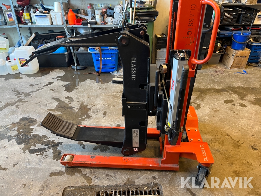 Truck med oljefatslyft BT SH 8/3, Huddinge, Klaravik auktion