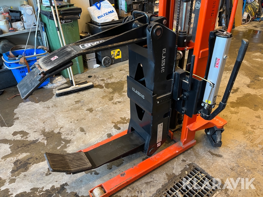 Truck med oljefatslyft BT SH 8/3, Huddinge, Klaravik auktion