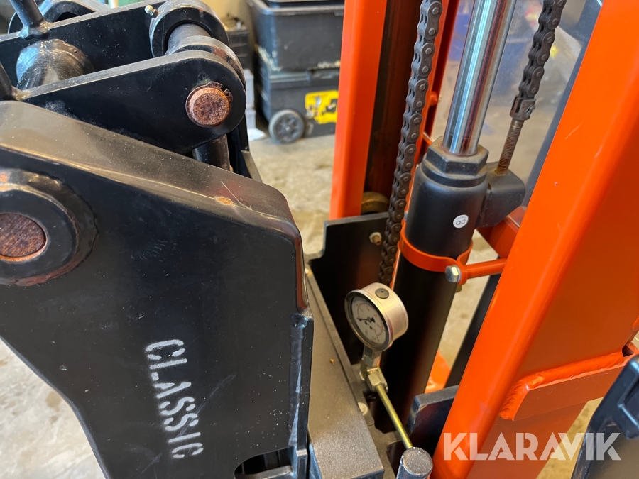 Truck med oljefatslyft BT SH 8/3, Huddinge, Klaravik auktion