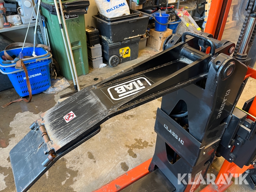 Truck med oljefatslyft BT SH 8/3, Huddinge, Klaravik auktion