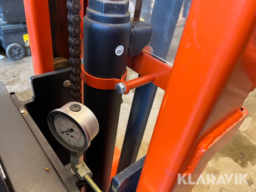 Truck med oljefatslyft BT SH 8/3, Huddinge, Klaravik auktion