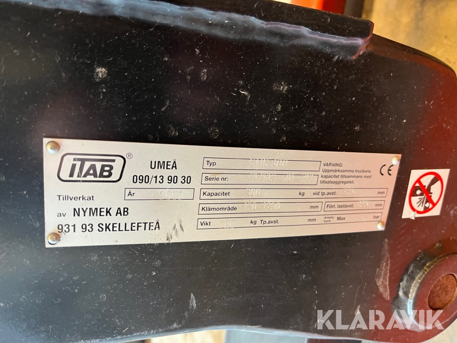 Truck med oljefatslyft BT SH 8/3, Huddinge, Klaravik auktion