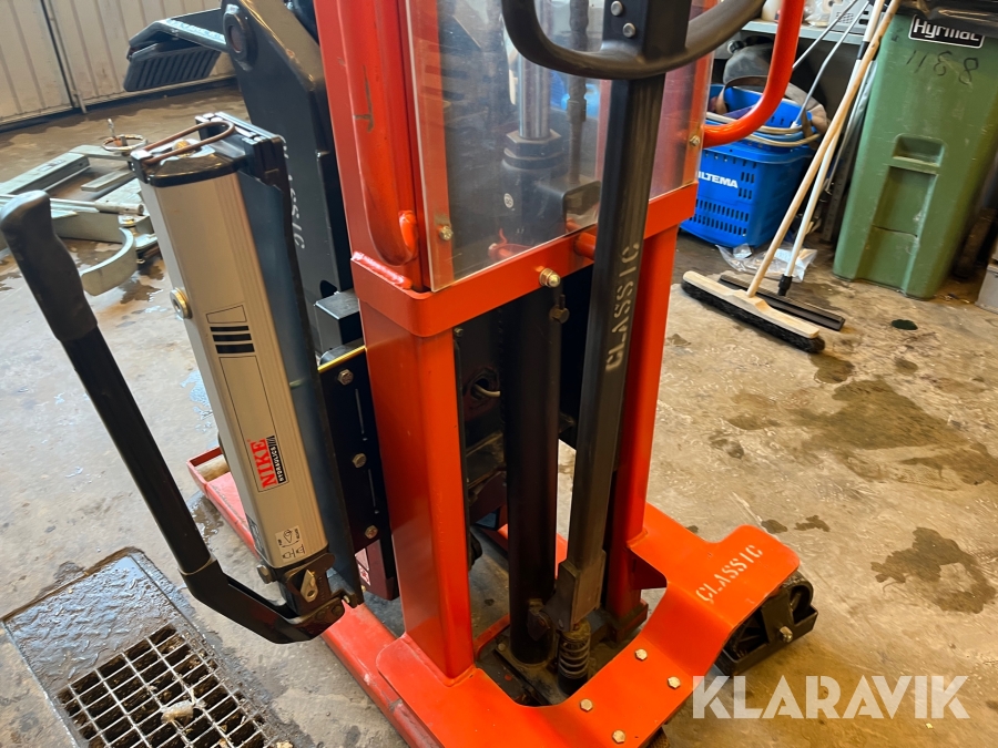 Truck med oljefatslyft BT SH 8/3, Huddinge, Klaravik auktion