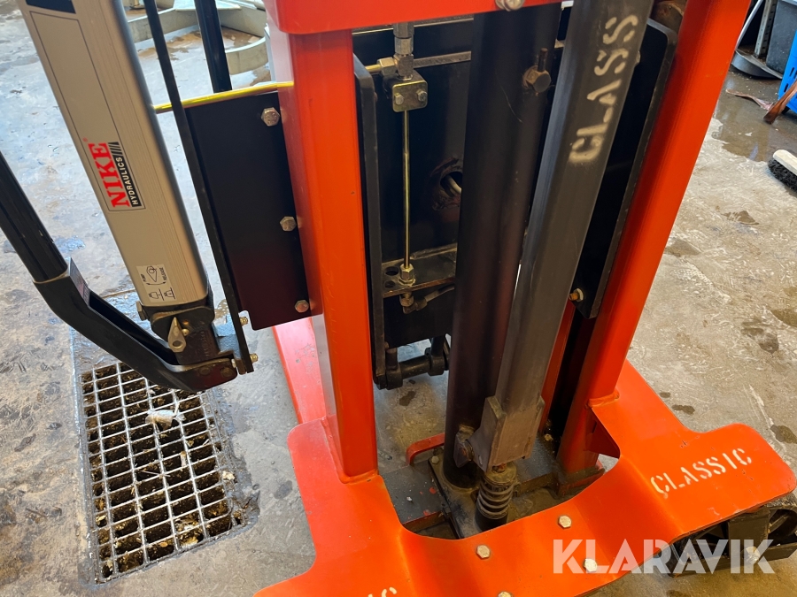 Truck med oljefatslyft BT SH 8/3, Huddinge, Klaravik auktion