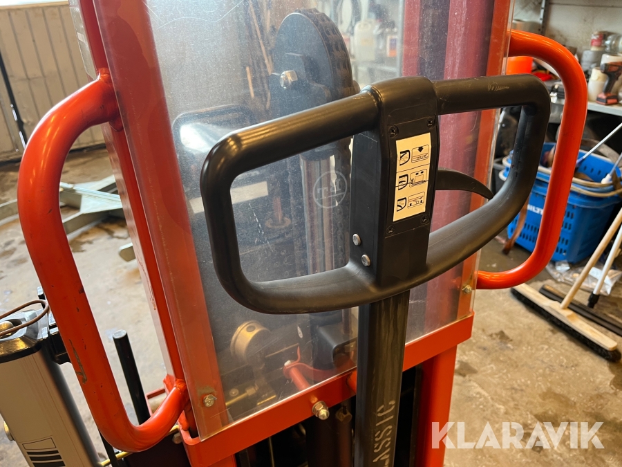 Truck med oljefatslyft BT SH 8/3, Huddinge, Klaravik auktion