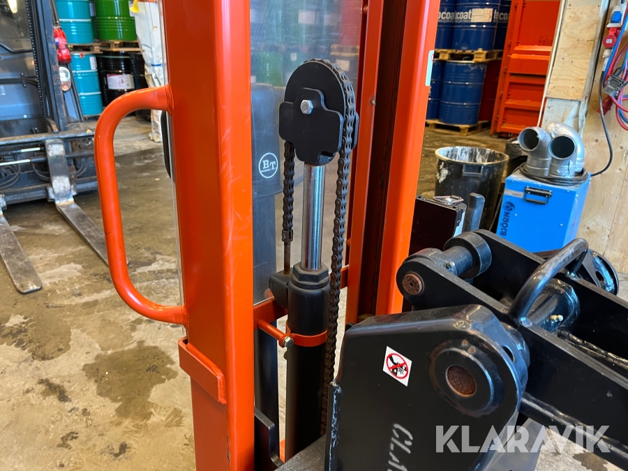 Truck med oljefatslyft BT SH 8/3, Huddinge, Klaravik auktion