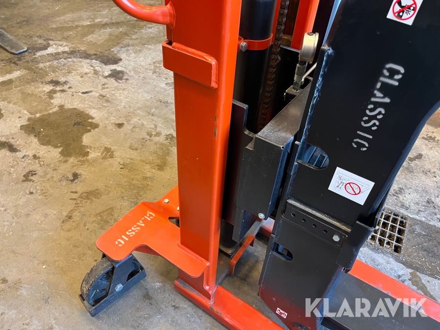 Truck med oljefatslyft BT SH 8/3, Huddinge, Klaravik auktion