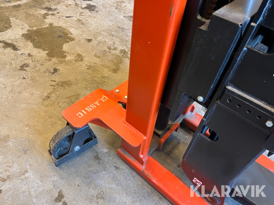 Truck med oljefatslyft BT SH 8/3, Huddinge, Klaravik auktion