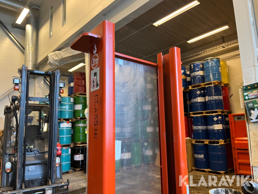 Truck med oljefatslyft BT SH 8/3, Huddinge, Klaravik auktion