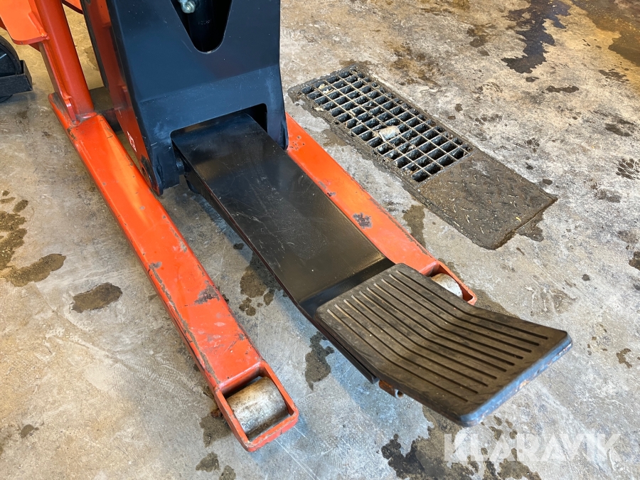 Truck med oljefatslyft BT SH 8/3, Huddinge, Klaravik auktion