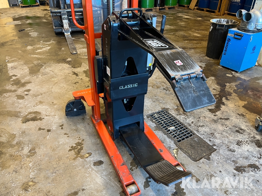 Truck med oljefatslyft BT SH 8/3, Huddinge, Klaravik auktion