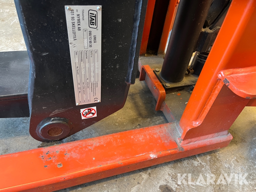 Truck med oljefatslyft BT SH 8/3, Huddinge, Klaravik auktion