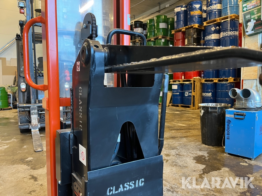 Truck med oljefatslyft BT SH 8/3, Huddinge, Klaravik auktion