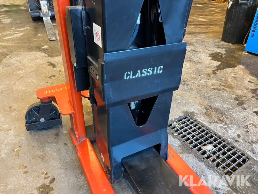 Truck med oljefatslyft BT SH 8/3, Huddinge, Klaravik auktion