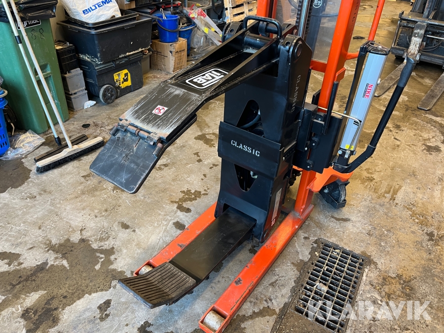 Truck med oljefatslyft BT SH 8/3, Huddinge, Klaravik auktion