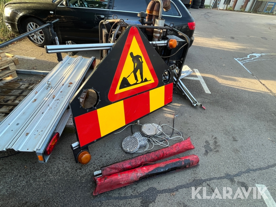 Varningsskylt för montage på fordon och varningsflaggor 2 st